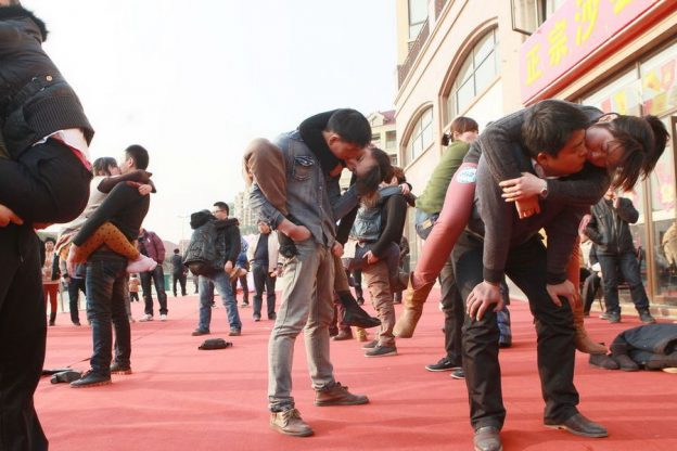 ≡ 19 Random People Caught Publicly in Awkward Positions Brain Berries