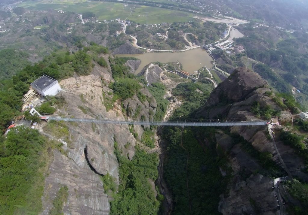 ≡ 13 Pics Of A Glass Bridge That Strikes Fear In Tourists' Hearts Brain ...