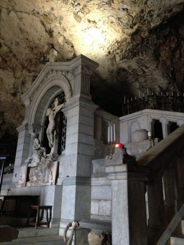 ≡ 17 Astonishingly Beautiful Cave Churches Around The World Brain Berries