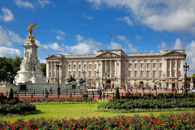 ≡ 7 Most Beautiful Royal Palaces In The World Brain Berries