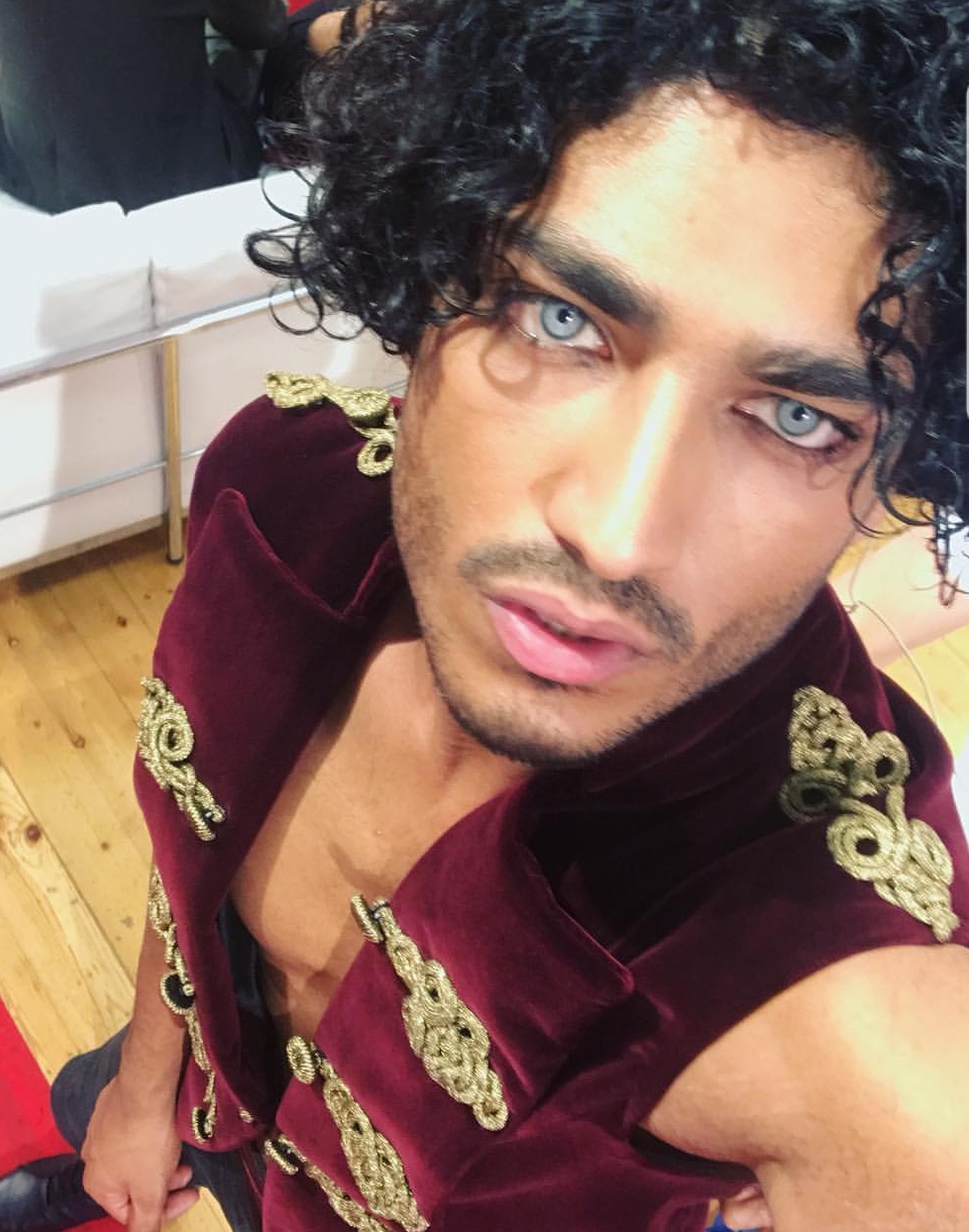 Akash Kumar, chi è il modello dagli occhi di ghiaccio?