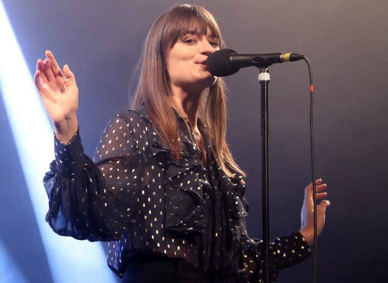 ≡ Clara Luciani, 9 infos à savoir sur la chanteuse Brain Berries