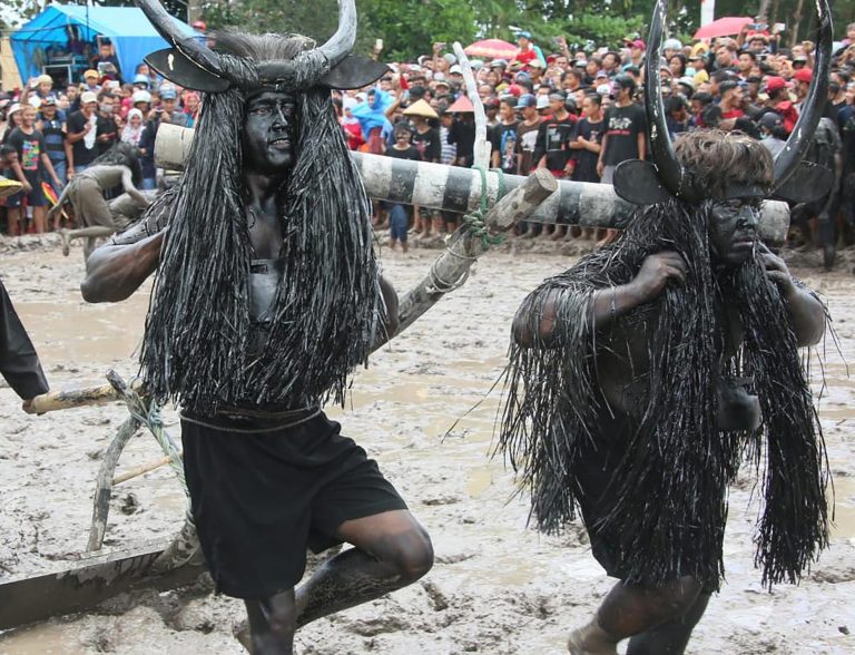 8 Tradisi Dan Ritual Unik Di Indonesia, Bikin Merinding!